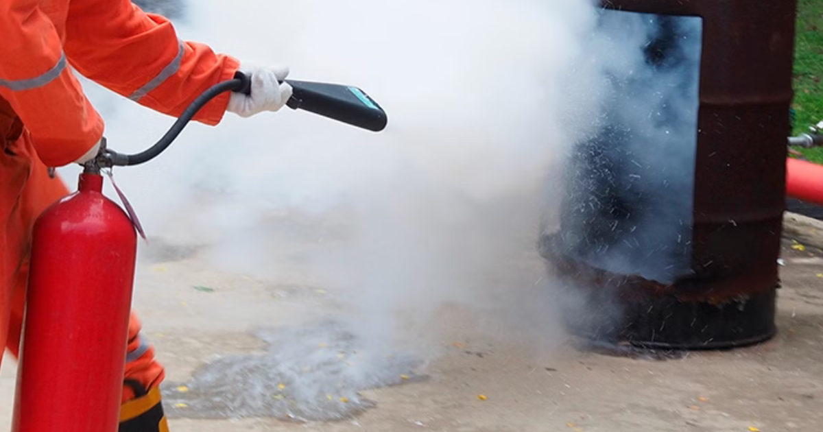 Extintor de pó químico: posso usar em qualquer tipo de incêndio?